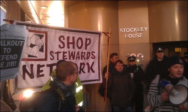 Construction workers fight a 35% cut in wages - Socialist Party