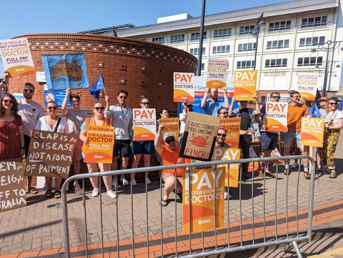 Junior doctors keep striking for the NHS - Socialist Party
