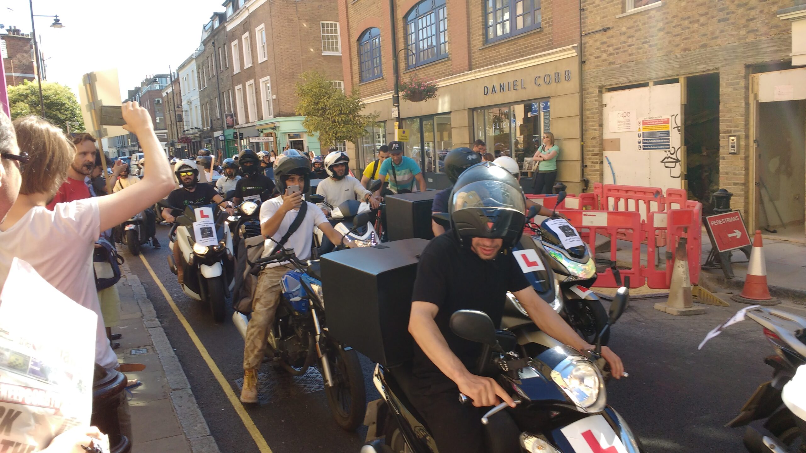 UberEats: Angry delivery drivers protest over pay - Socialist Party