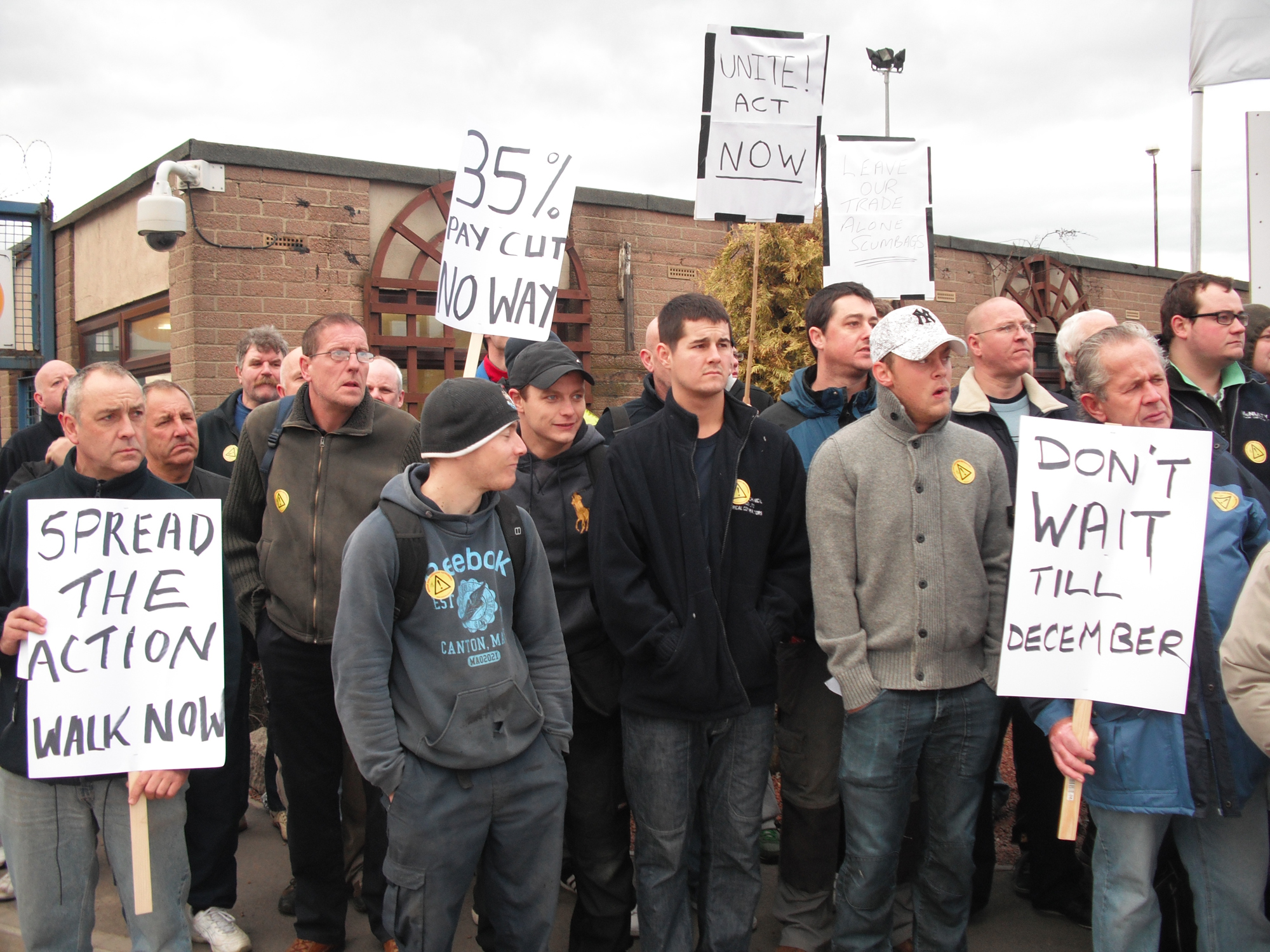 Construction workers strike to defend agreements - Socialist Party